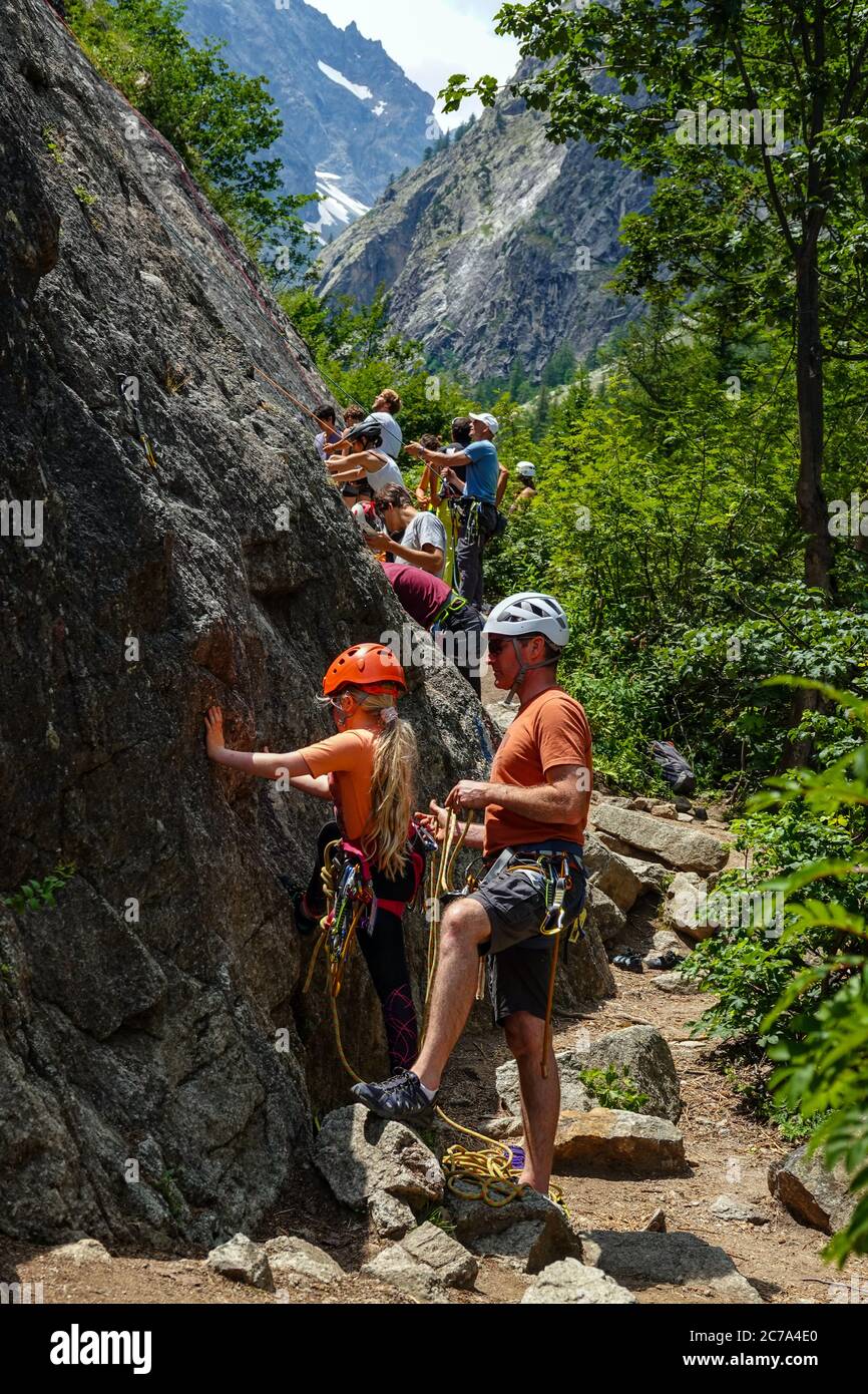 Crowd of rock climbers hi-res stock photography and images - Alamy