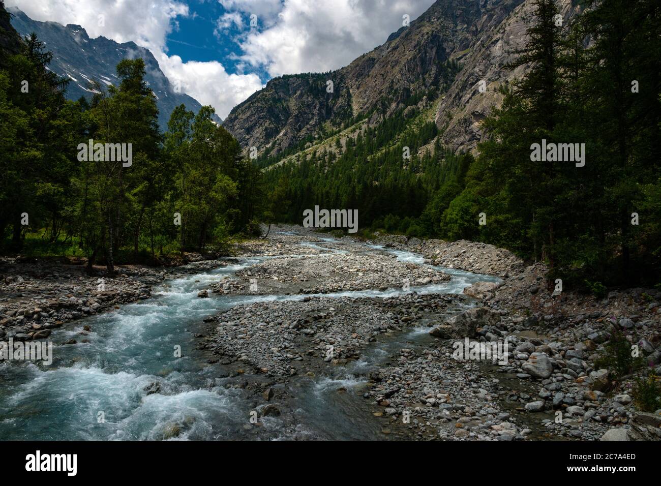 Wide riverbed with boulders hi-res stock photography and images - Alamy