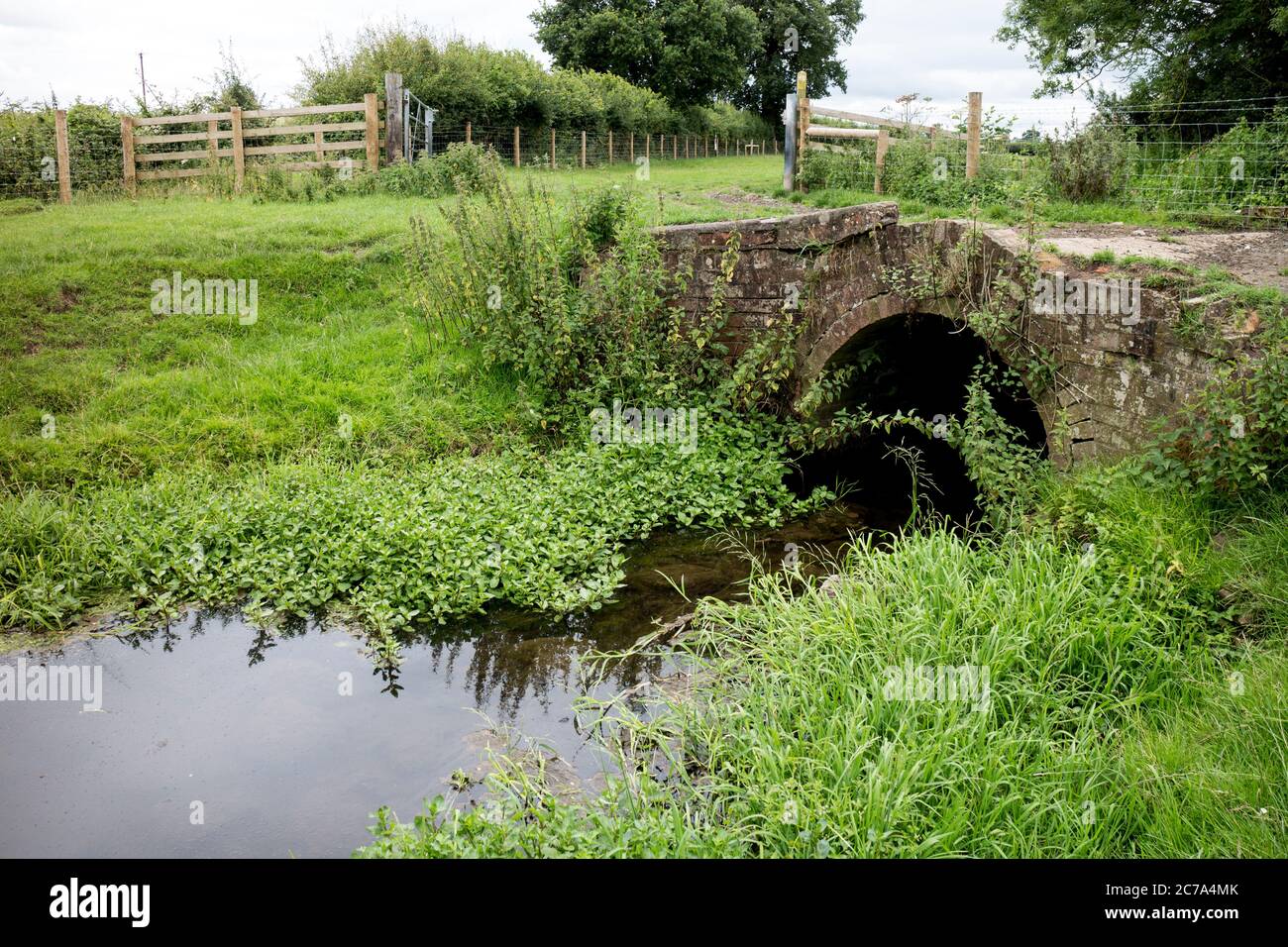 Summer uk countryside bridge hi-res stock photography and images - Alamy