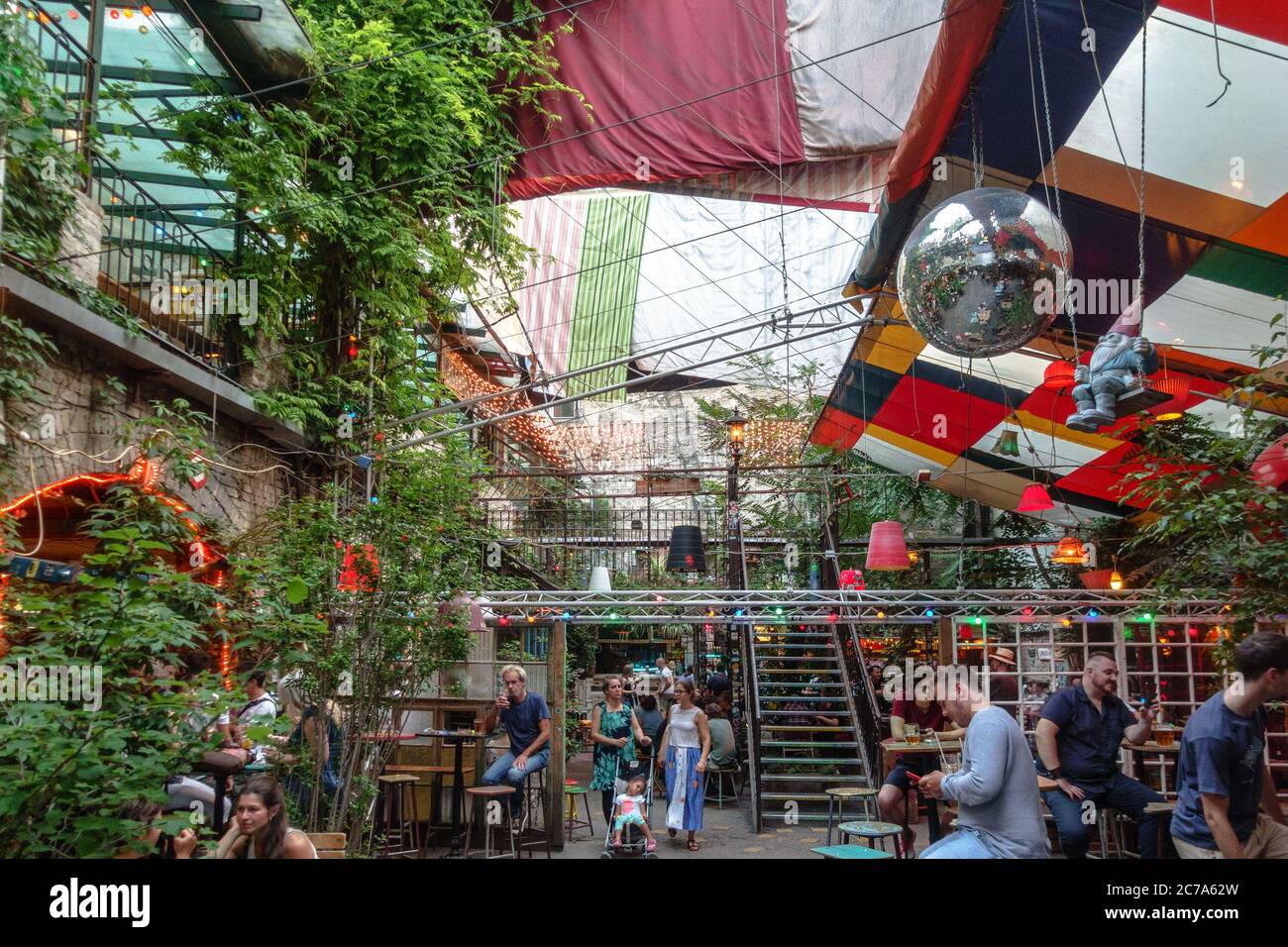 Szimpla garden ruin pub hungary hi-res stock photography and images - Alamy