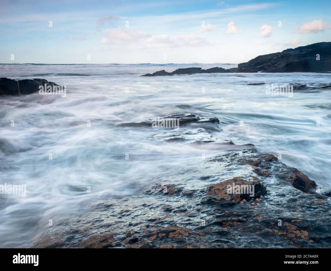 Incoming tide at Trebarwith Sands Stock Photo - Alamy