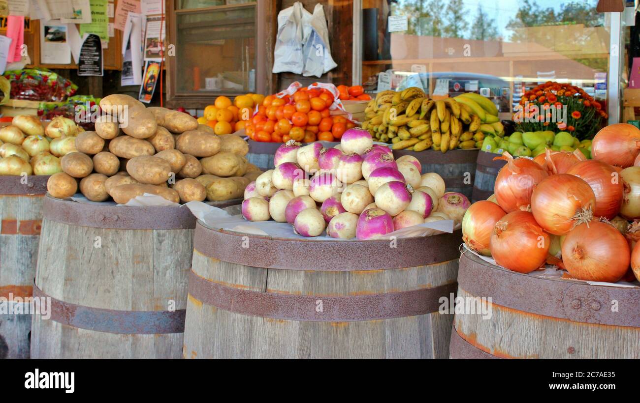 Fresh vegetables at an outdoor farmer's market Stock Photo - Alamy