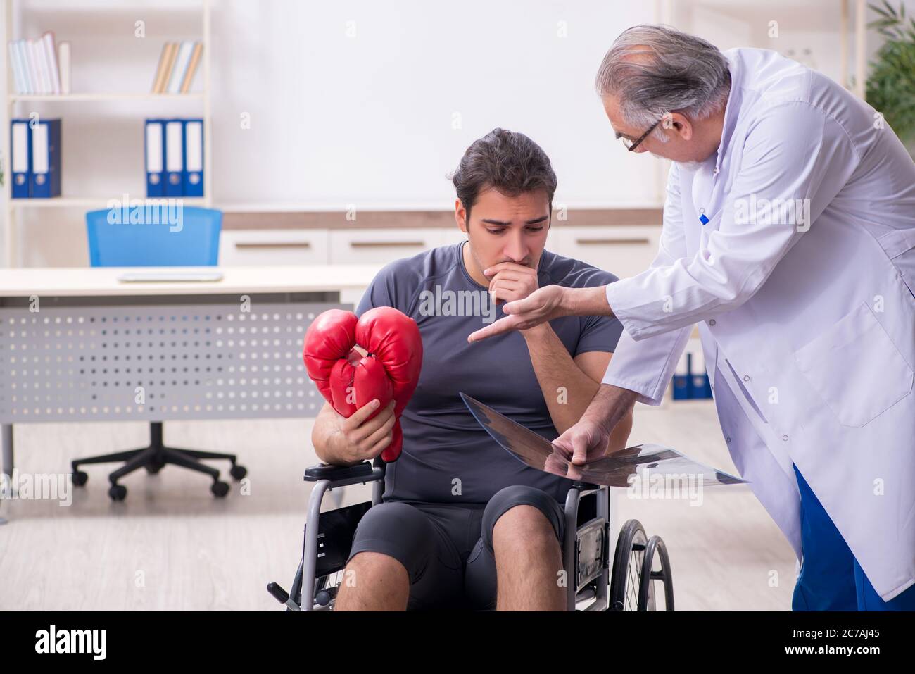 Young injured boxer visiting doctor traumatologist Stock Photo - Alamy