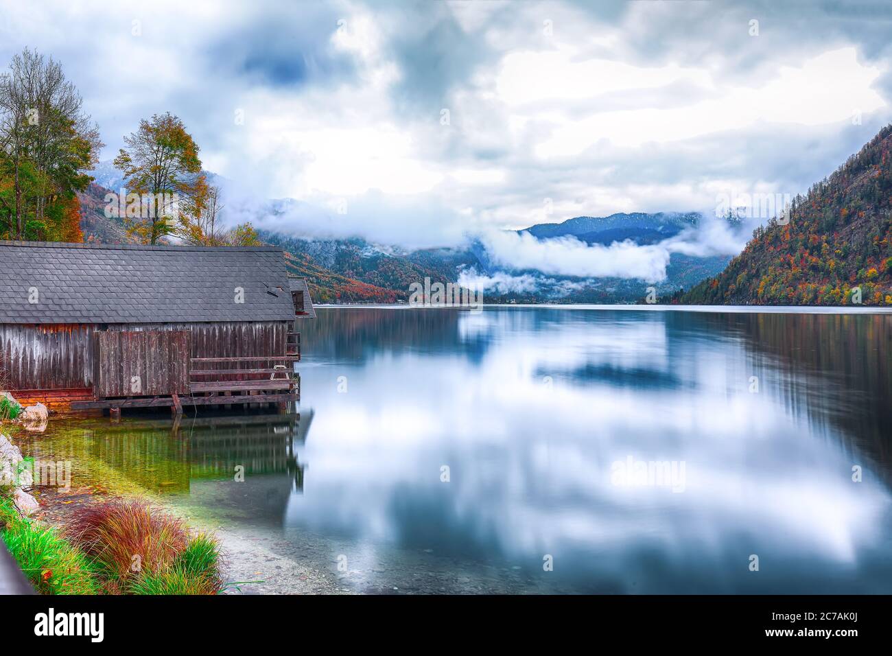 Idyllic autumn scene in Grundlsee lake. Location: resort Grundlsee ...