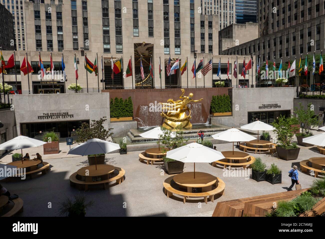 Fountain rockefeller center rockefeller plaza hi-res stock photography ...