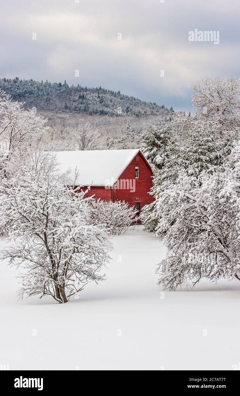 Red barn in new hampshire hi-res stock photography and images - Alamy
