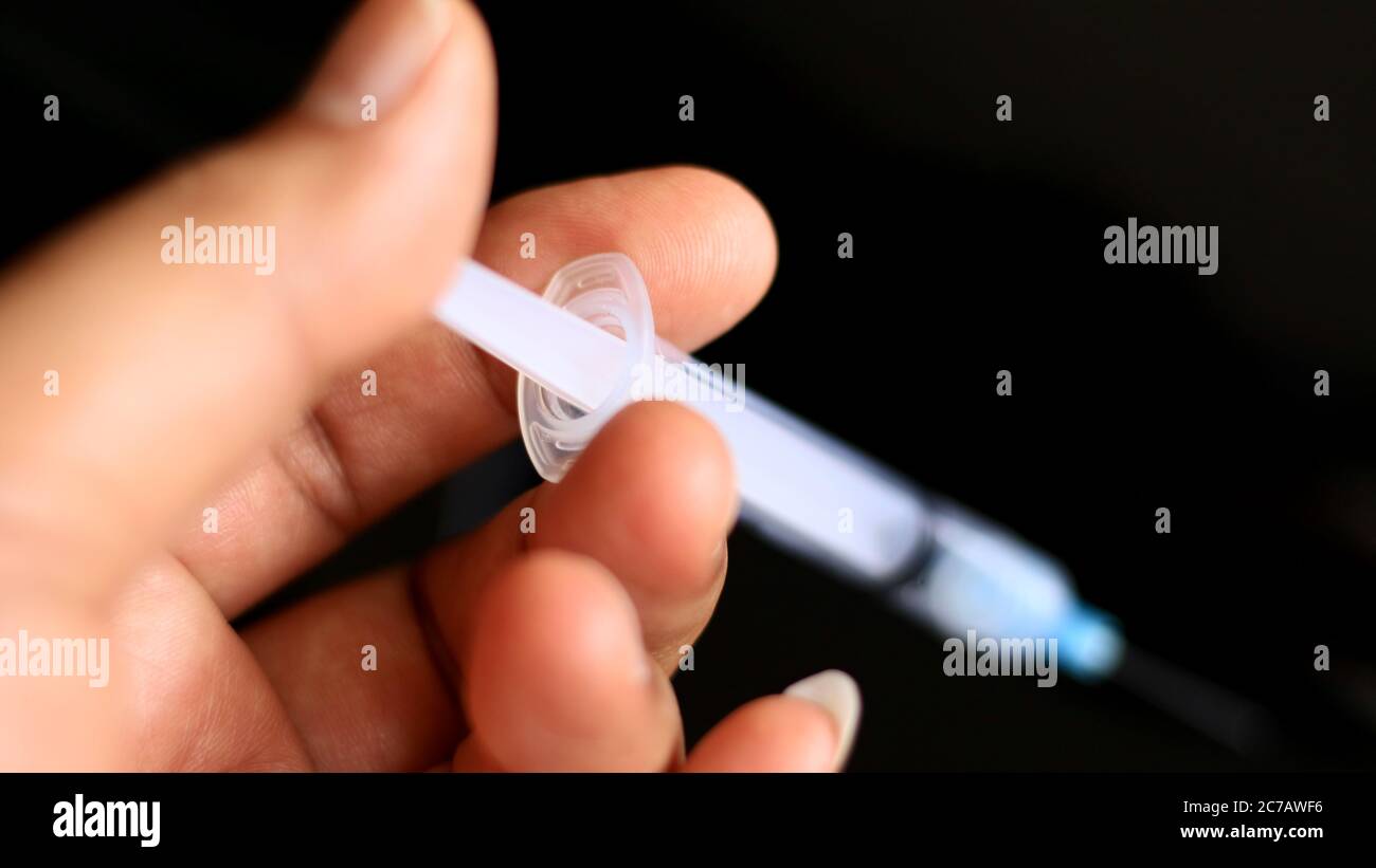 Syringe in a hand , ready for injection Stock Photo - Alamy