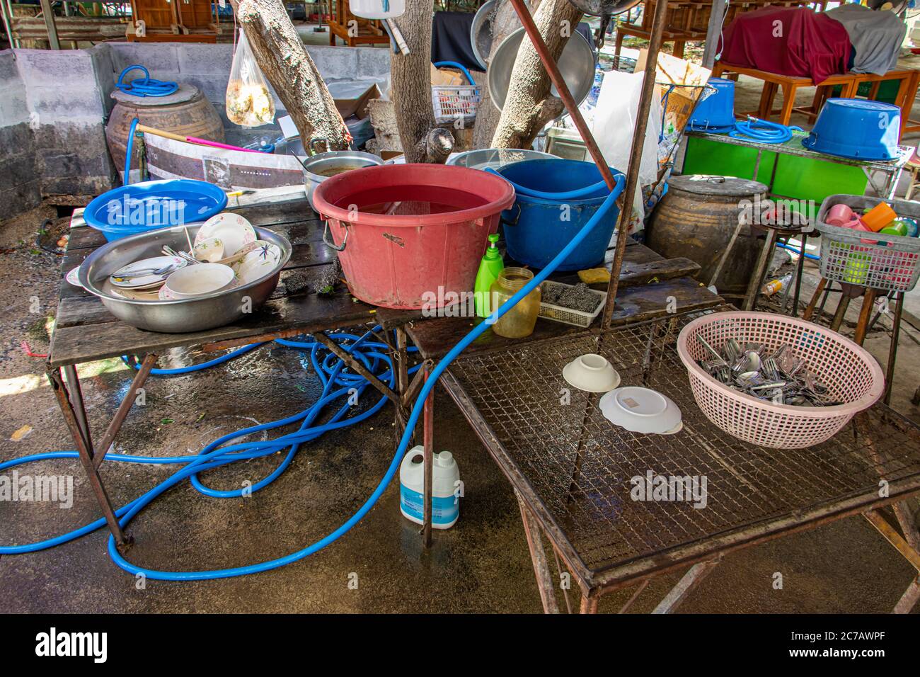 Washing dishes restaurant hi-res stock photography and images - Alamy