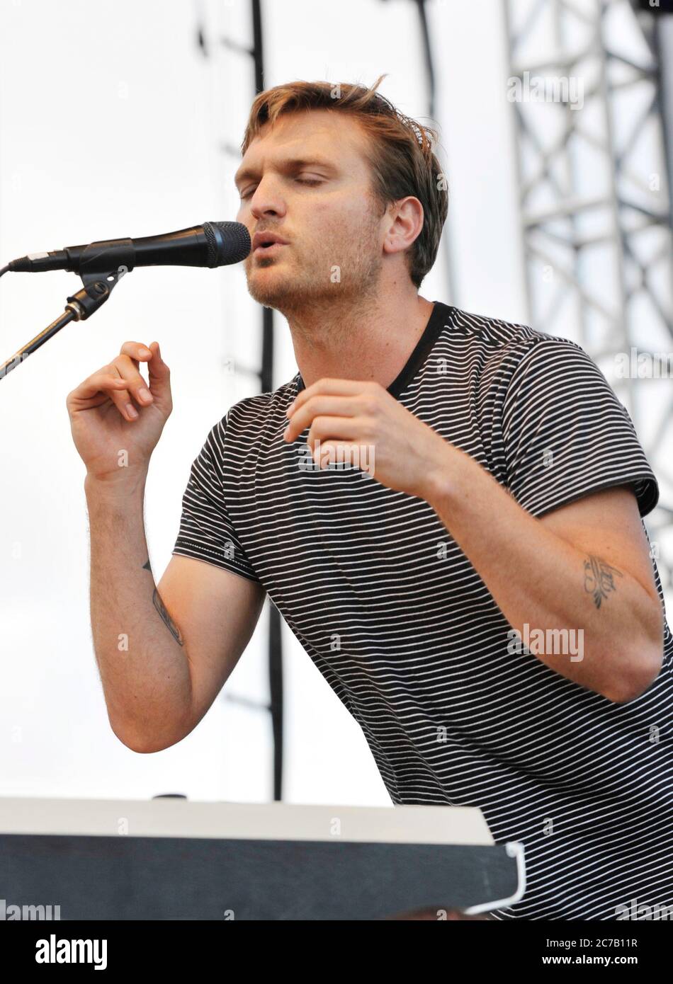 Nathan Willett of Cold War Kids performing at the 2008 San Diego Street ...