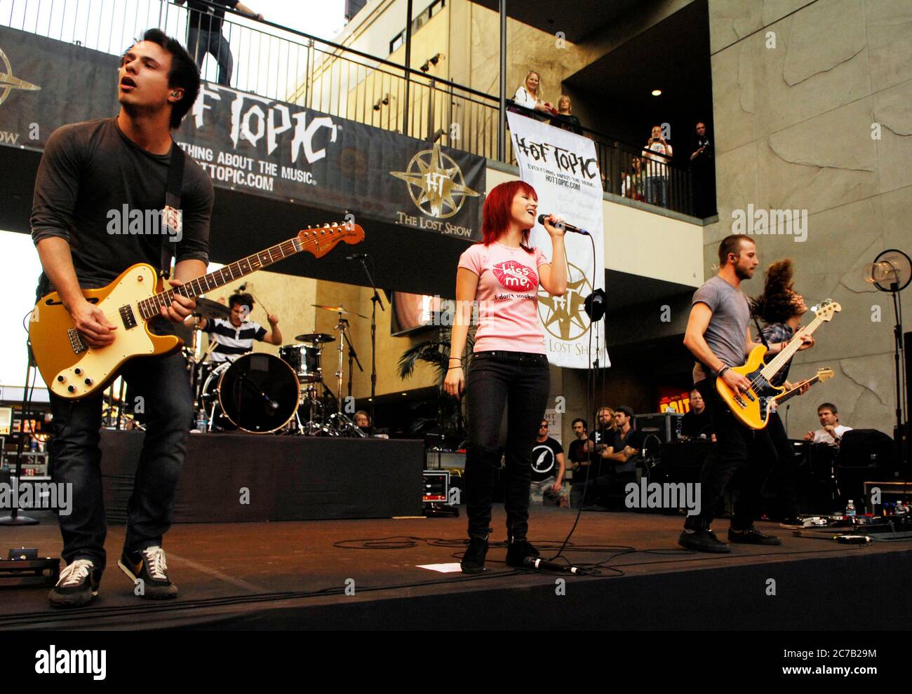 Hayley Williams And Josh Farro Kissing