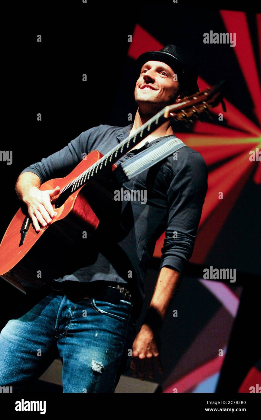 Singer Jason Mraz performs at the Greek Theatre on November 1, 2008 in ...