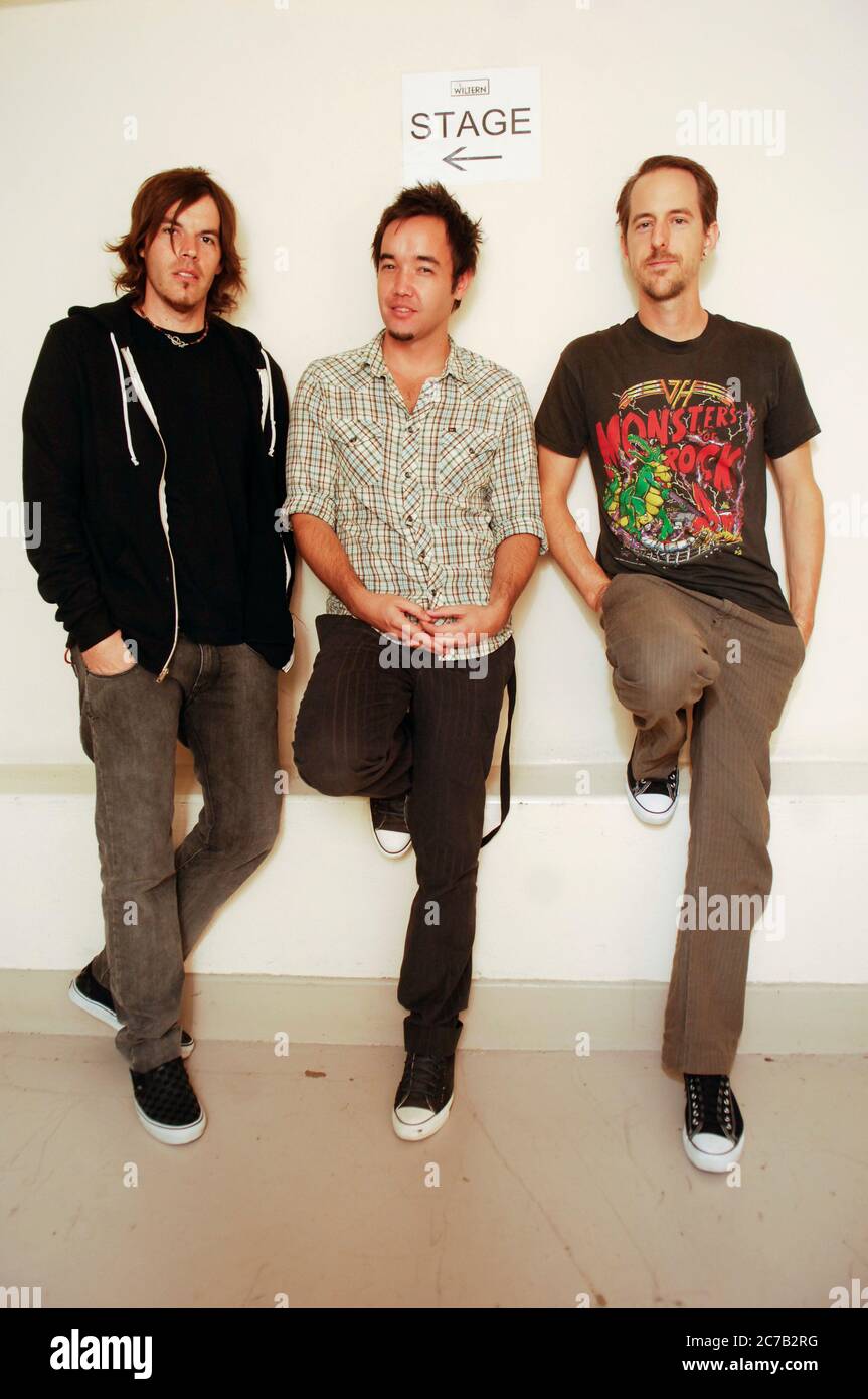 (L-R) Dan Estrin, Doug Robb and Chris Hesse of Hoobastank backstage ...