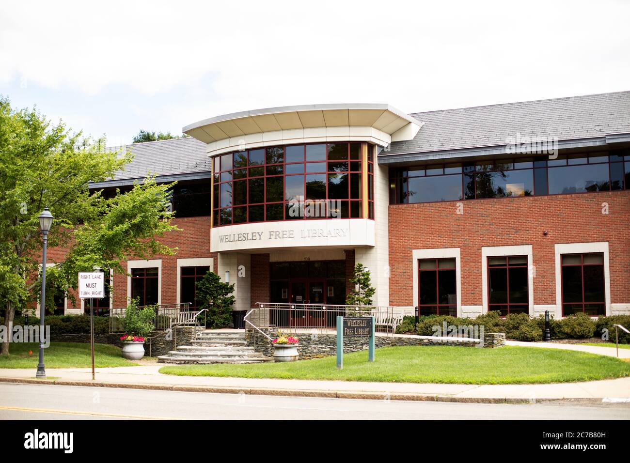 The Wellesley Free Library on Washington Street in Wellesley ...