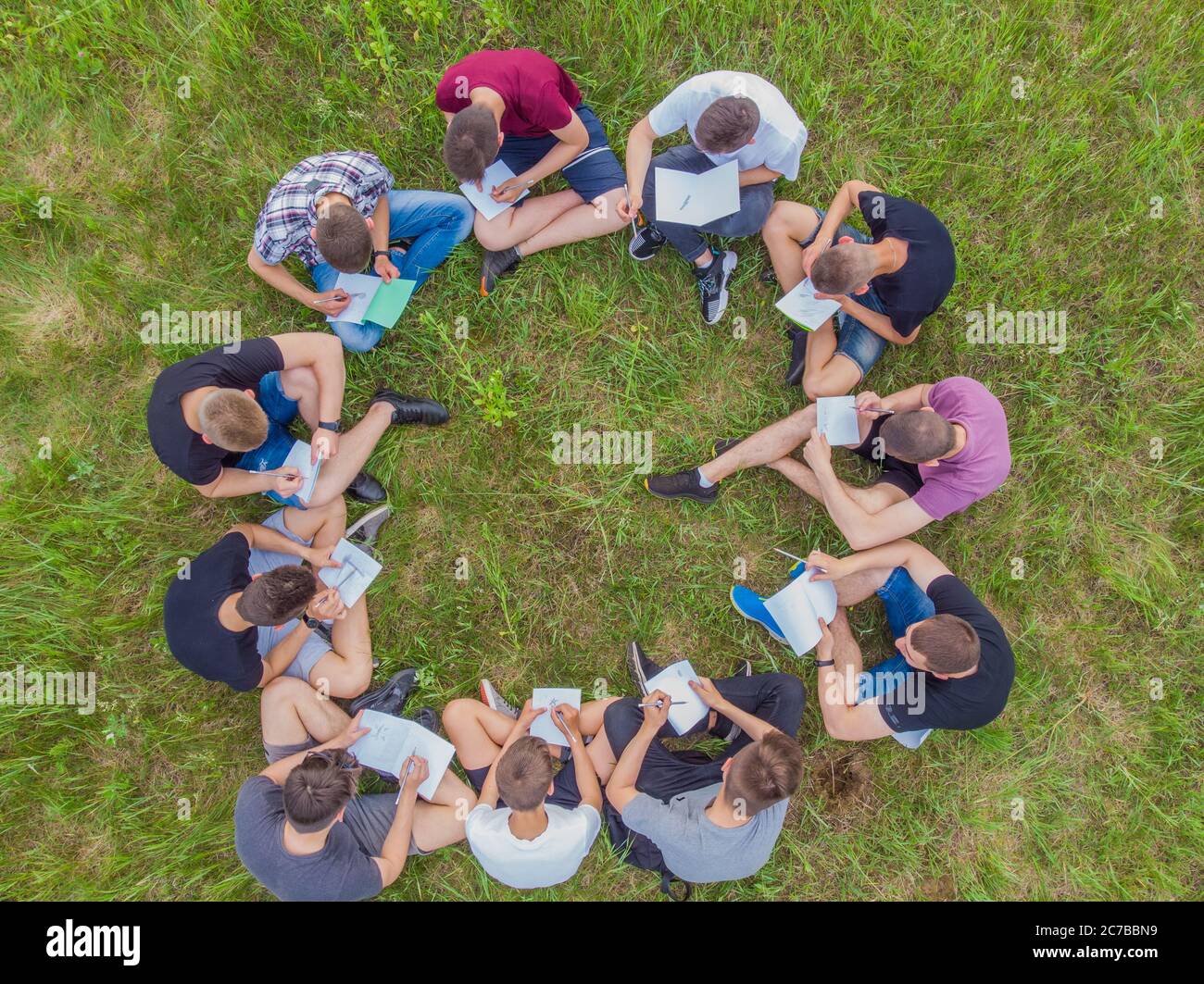 Students sitting circle hi-res stock photography and images - Alamy