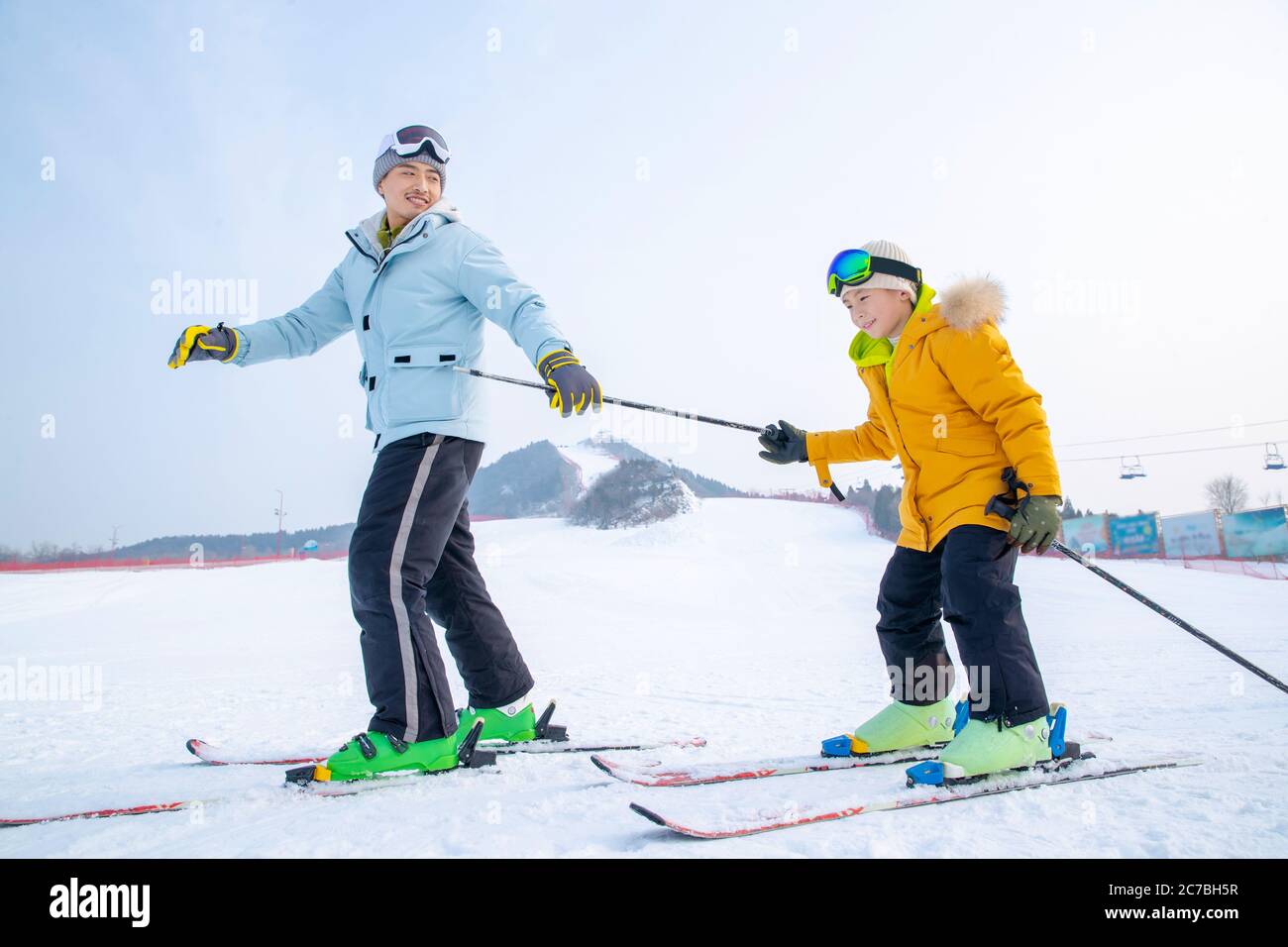 Ski ski happy father and son Stock Photo - Alamy