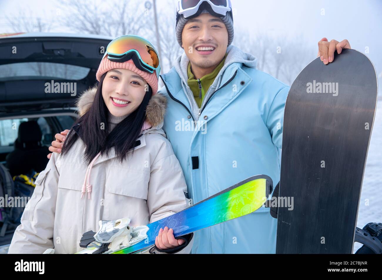 Happy young couples with skis together Stock Photo - Alamy