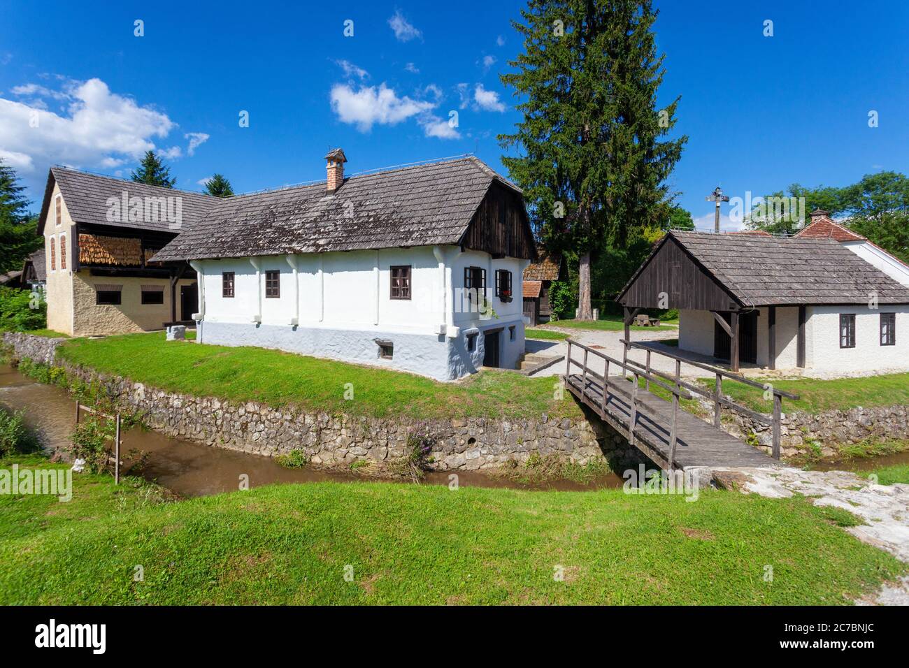 Old thatched farm buildings hi-res stock photography and images - Alamy