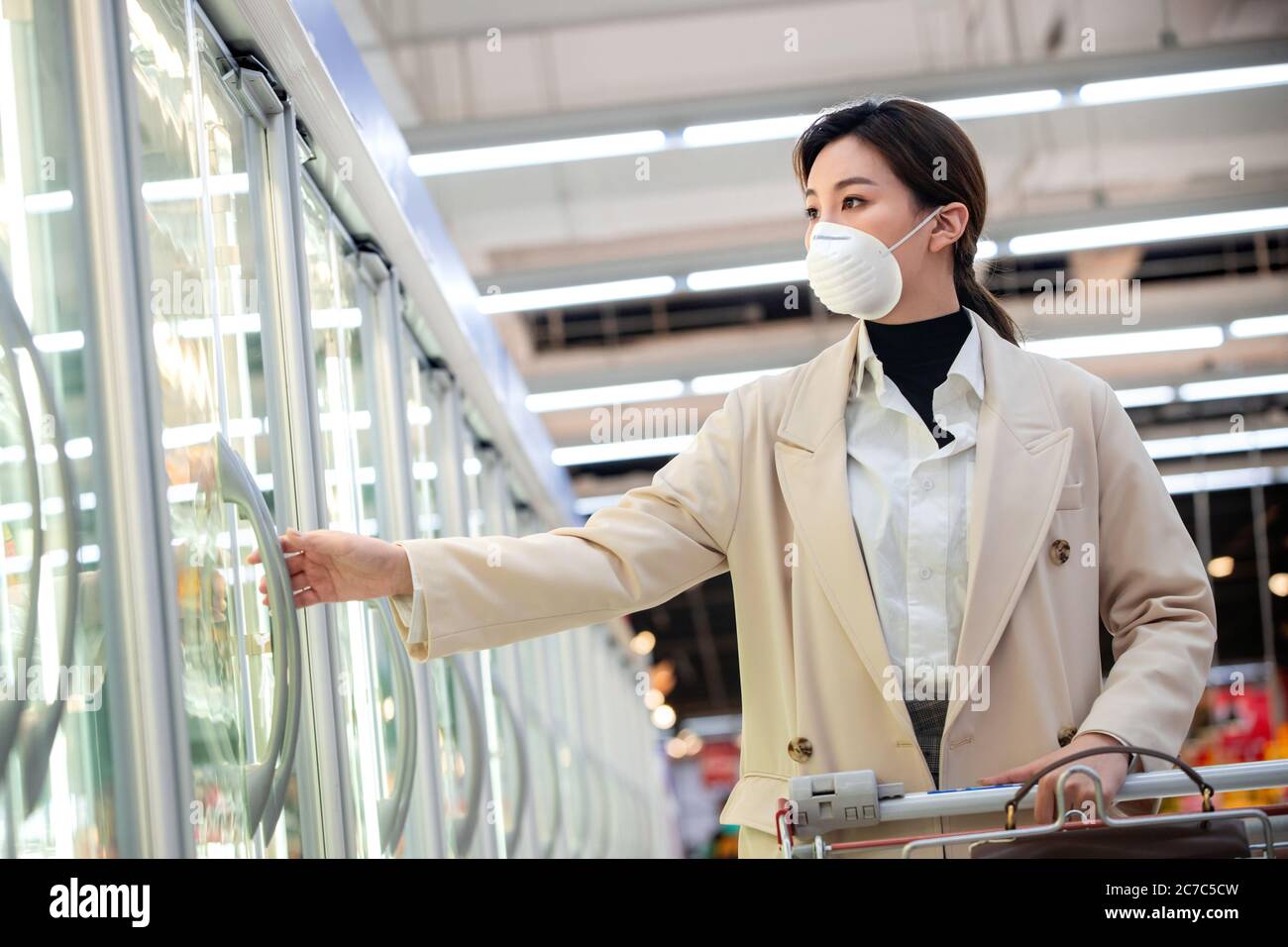 Indian women supermarket shopping hi-res stock photography and images ...