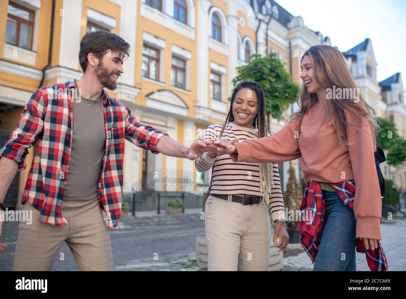 Two girls standing opposite hi-res stock photography and images - Alamy