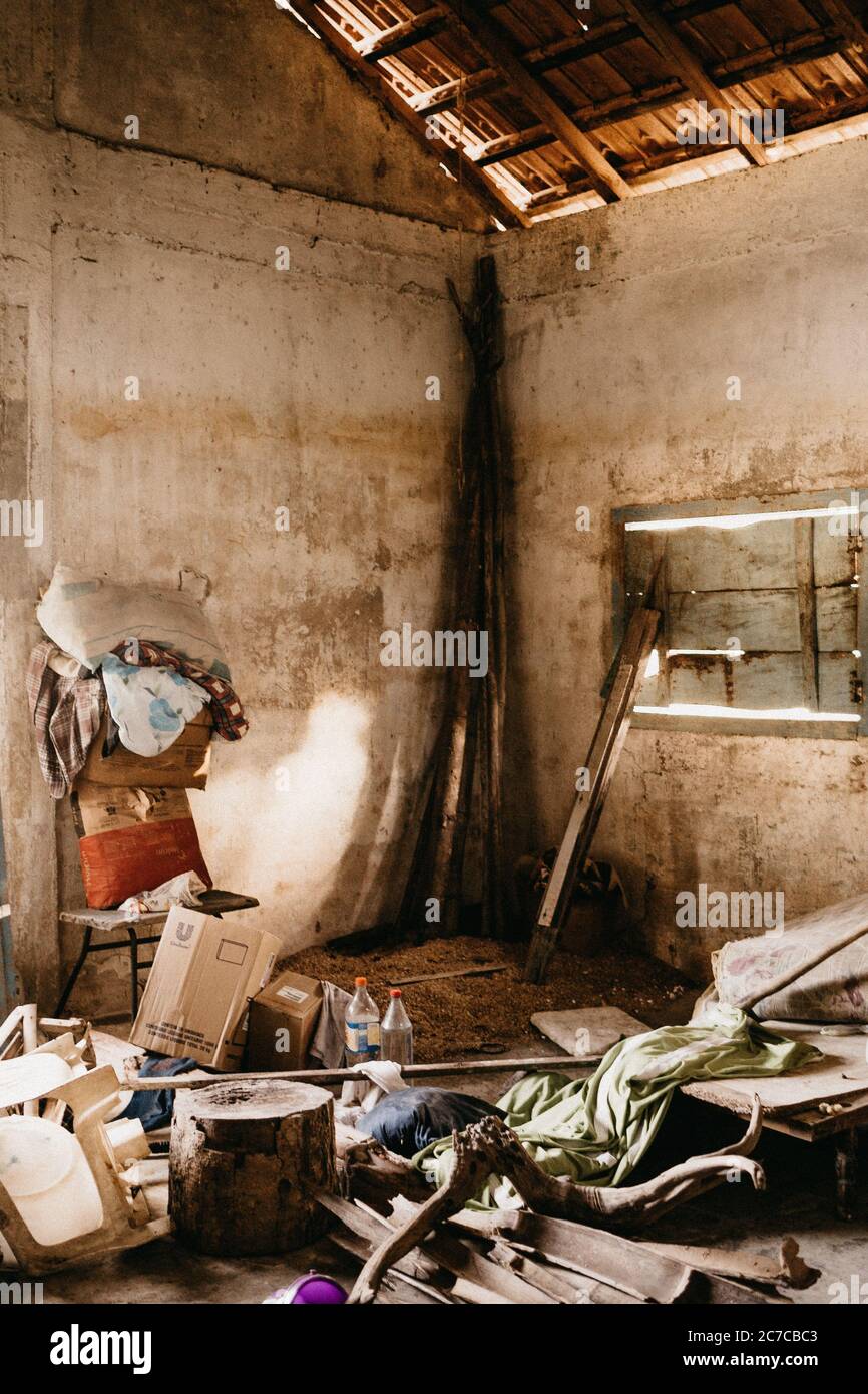 Cluttered shelves laptop hi-res stock photography and images - Alamy