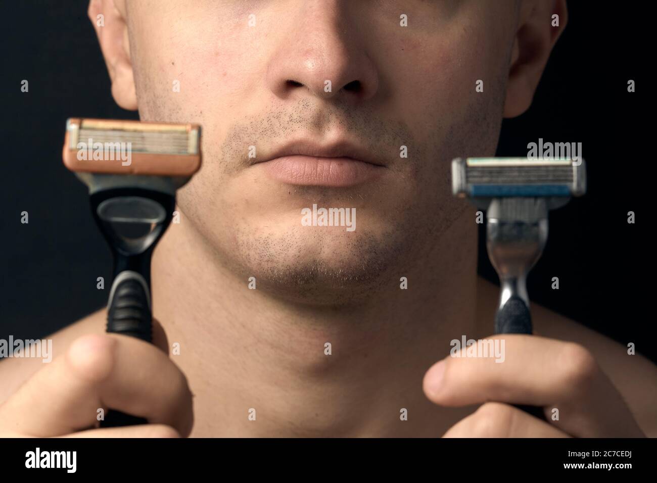 Close-up of a male chin. Razor for the face in the hand Stock Photo - Alamy