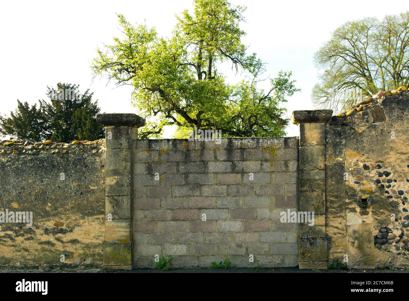 Columns closed hi-res stock photography and images - Alamy