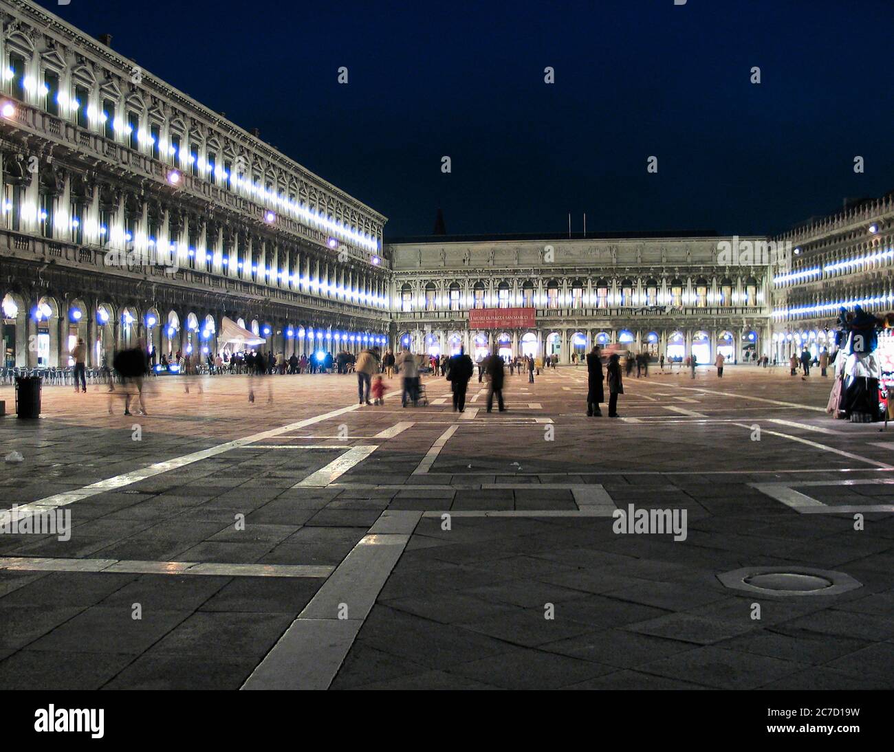 Nightlife crowds in venice hi-res stock photography and images - Alamy