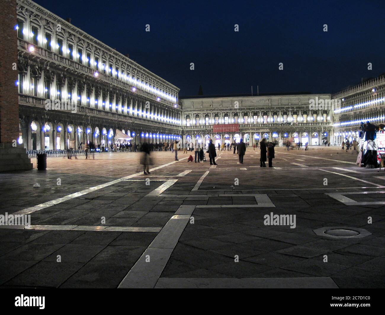 Nightlife crowds in venice hi-res stock photography and images - Alamy