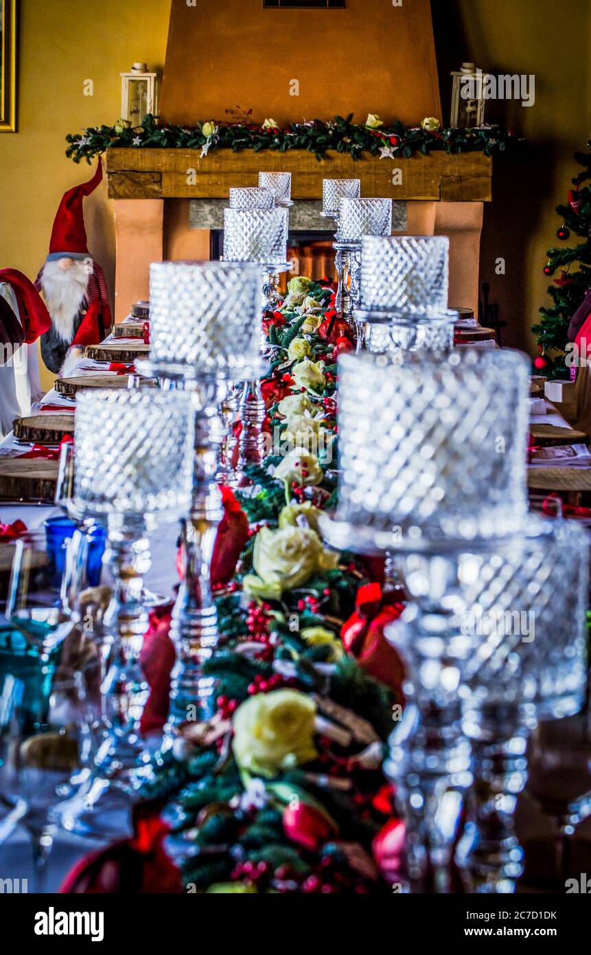 Settled table hi-res stock photography and images - Alamy