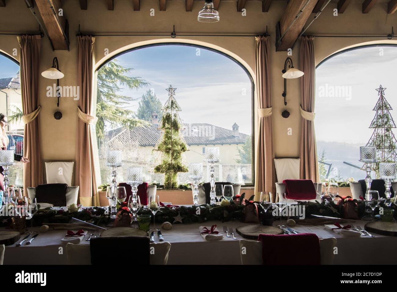 Settled table hi-res stock photography and images - Alamy