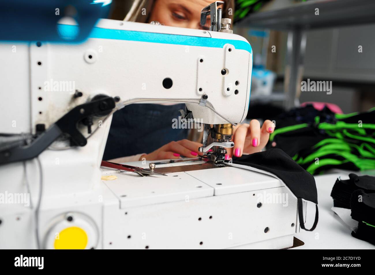 Close up of a seamstress with a sewing machine Stock Photo - Alamy