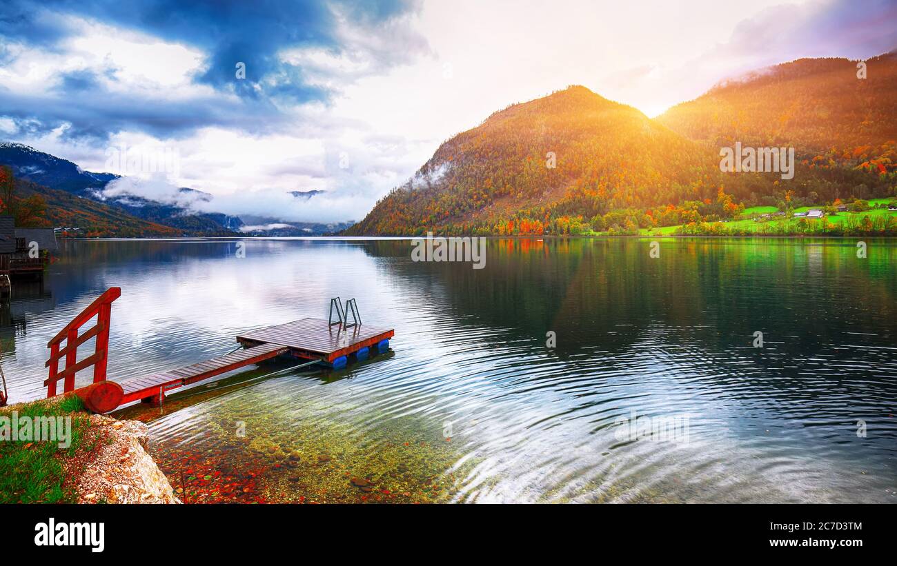 Idyllic autumn scene in Grundlsee lake. Location: resort Grundlsee ...