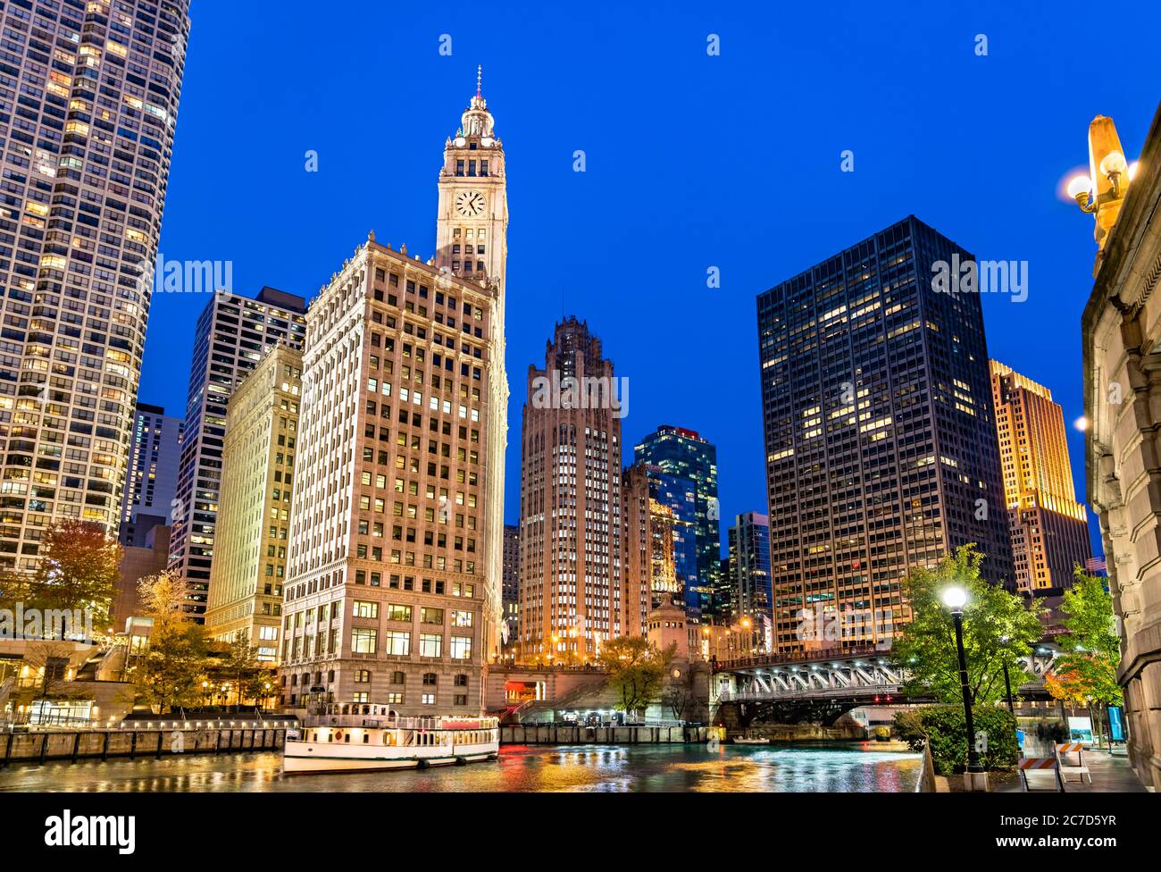 Chicago night skyline hi-res stock photography and images - Alamy