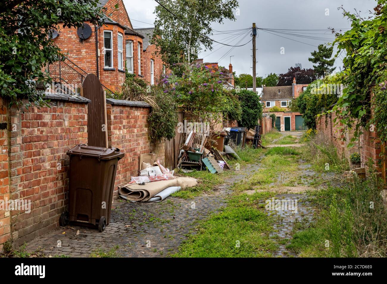 Trash bins in alleyway hi-res stock photography and images - Alamy
