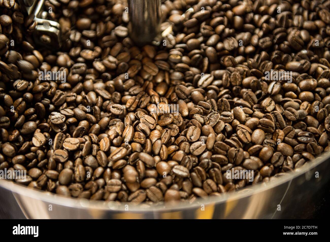 Mixing roasted coffee Stock Photo - Alamy