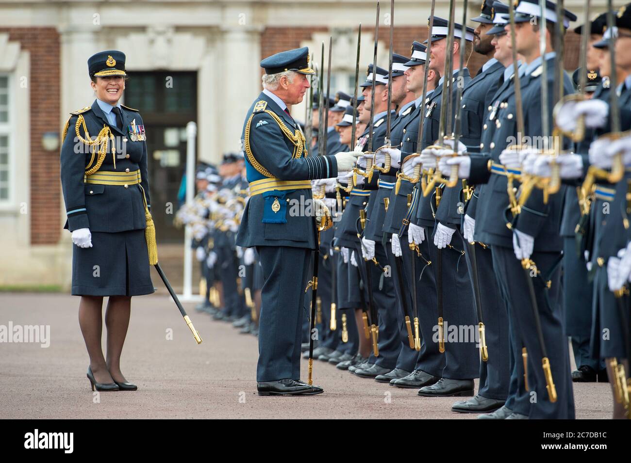 Graduation ceremony queens squadron raf college cranwell hi-res stock ...