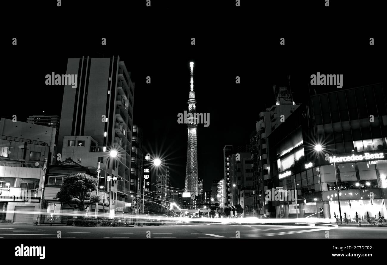 Tokyo traffic light trails hi-res stock photography and images - Alamy