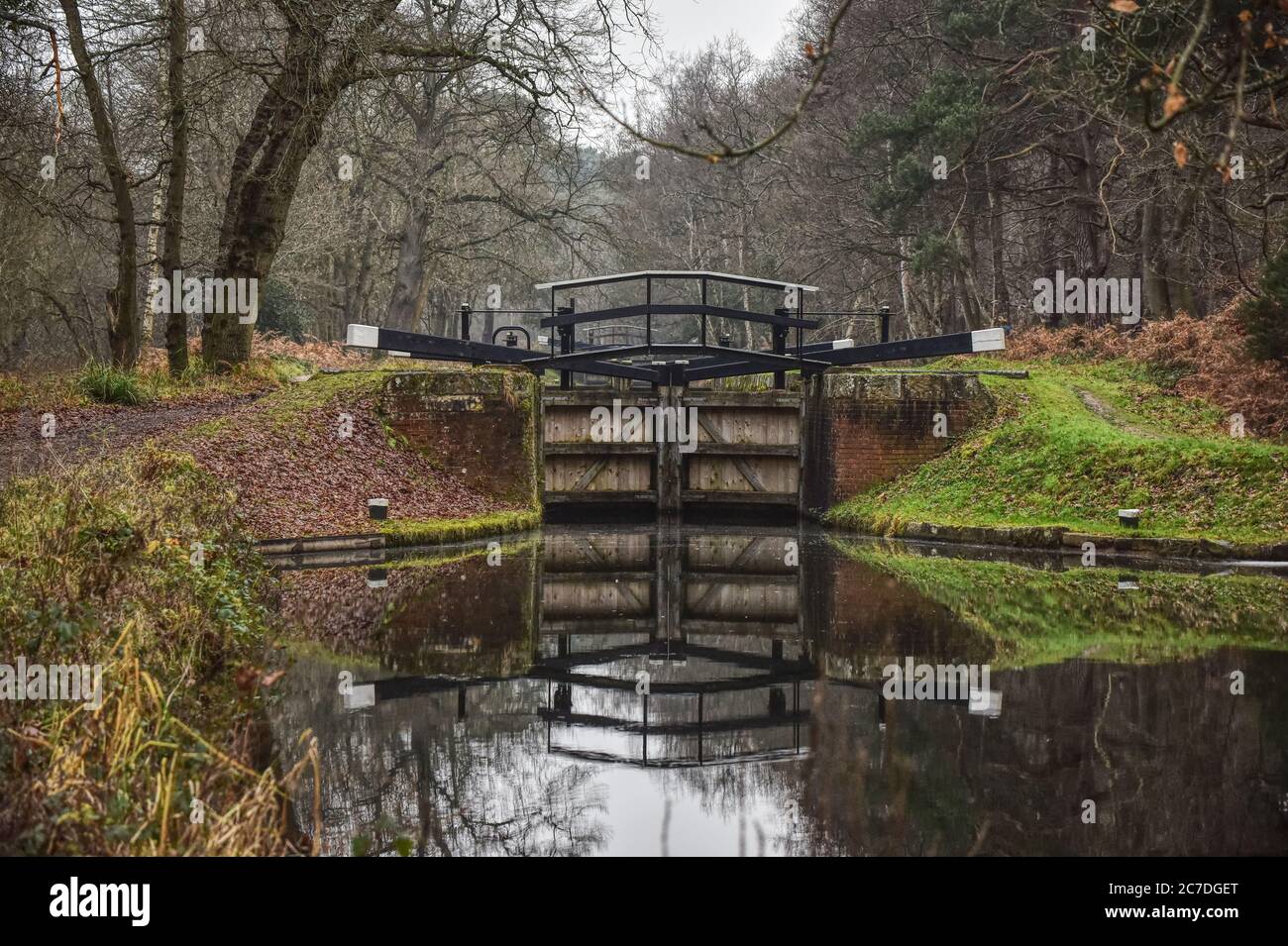 Gate holding back water hi-res stock photography and images - Alamy