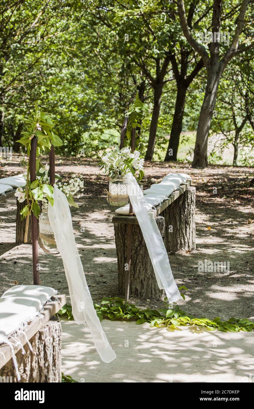 How to decorate benches for wedding | Beachweddingtips.com