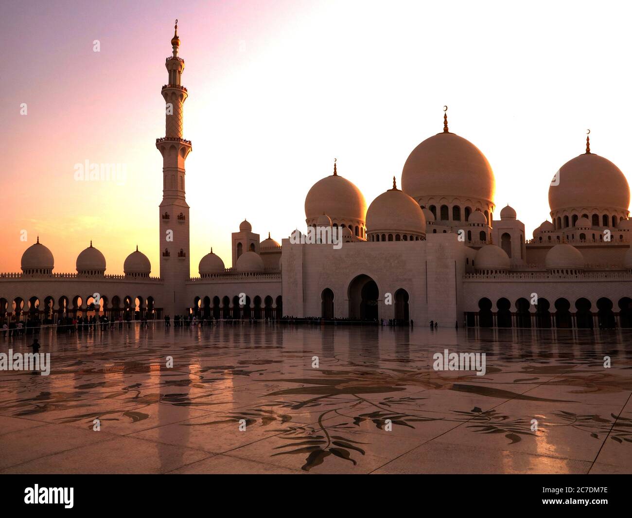 Beautiful Mosque of Sheikh Zayed in the afternoon with all its' glory ...