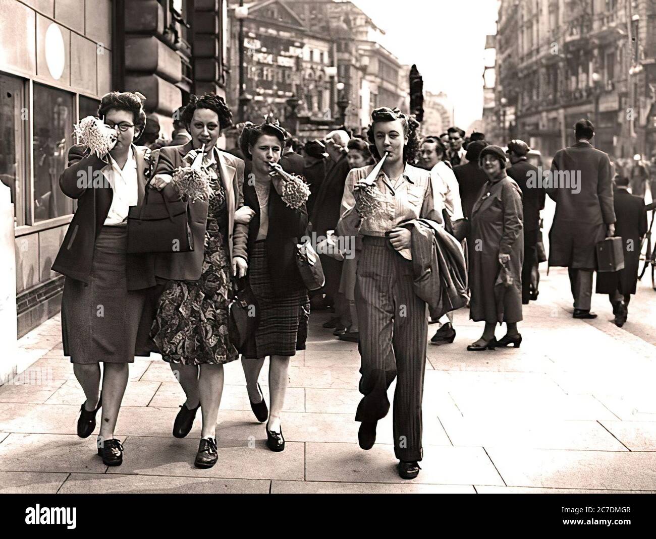 Ve day 1945 hi-res stock photography and images - Alamy
