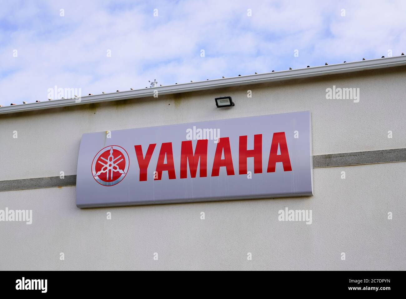 Yamaha logo sign symbol hi-res stock photography and images - Alamy