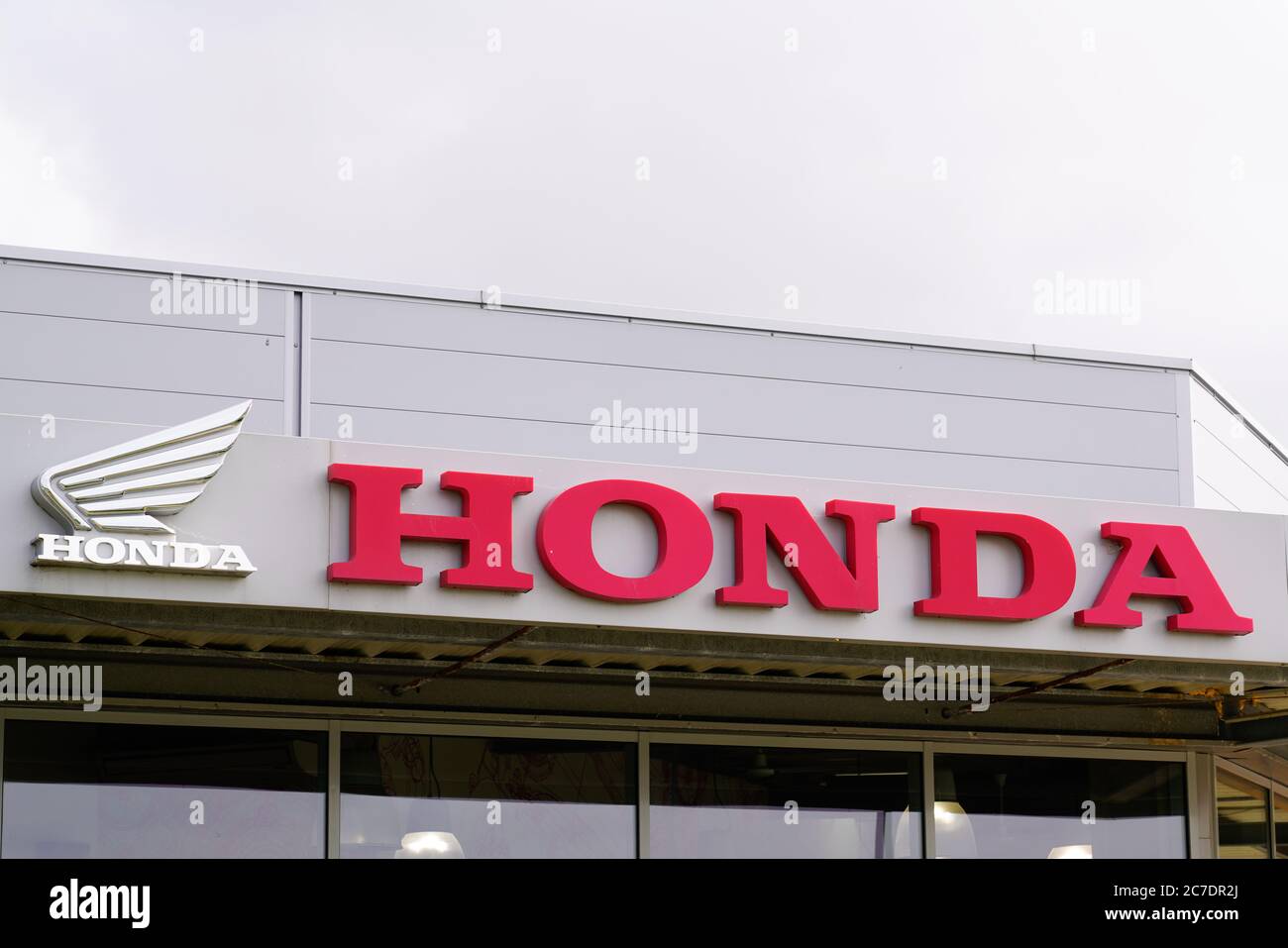 Honda logo sign white hi-res stock photography and images - Alamy