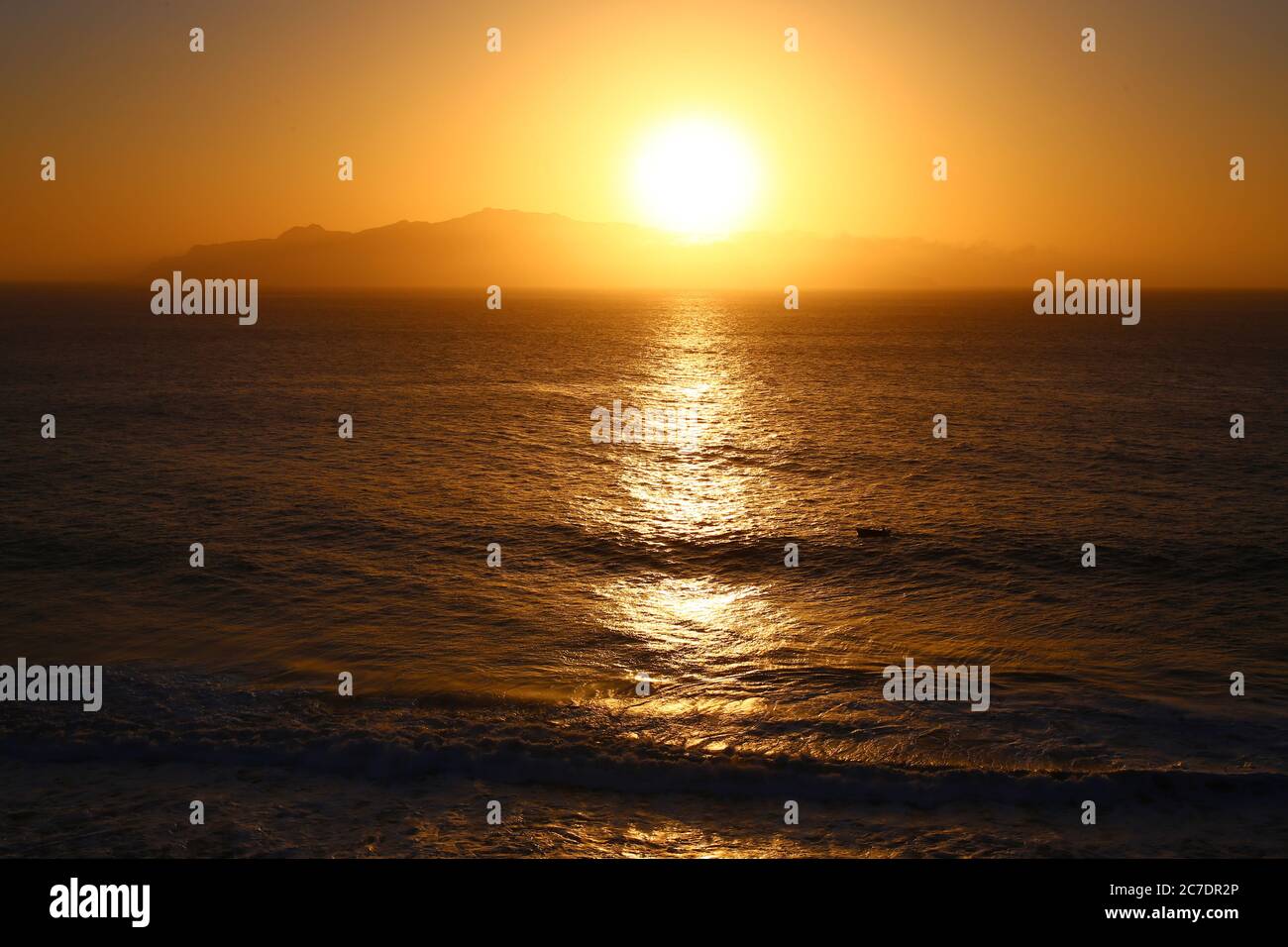 Scenic view sunset over ocean hi-res stock photography and images - Alamy