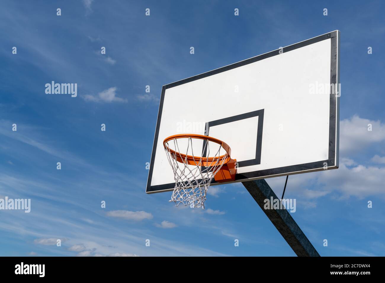 Street hoops ball hi-res stock photography and images - Alamy