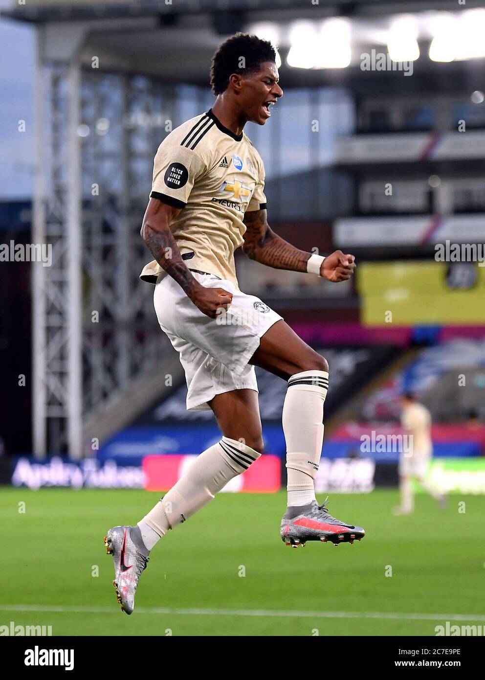 Manchester United's Marcus Rashford celebrates scoring his side's first ...