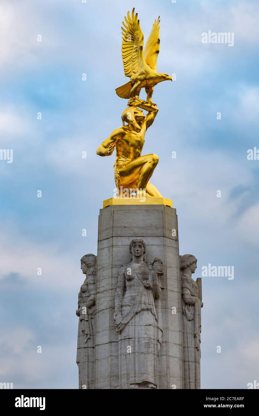 Sculpture atop the Tours American Monument in France Stock Photo - Alamy