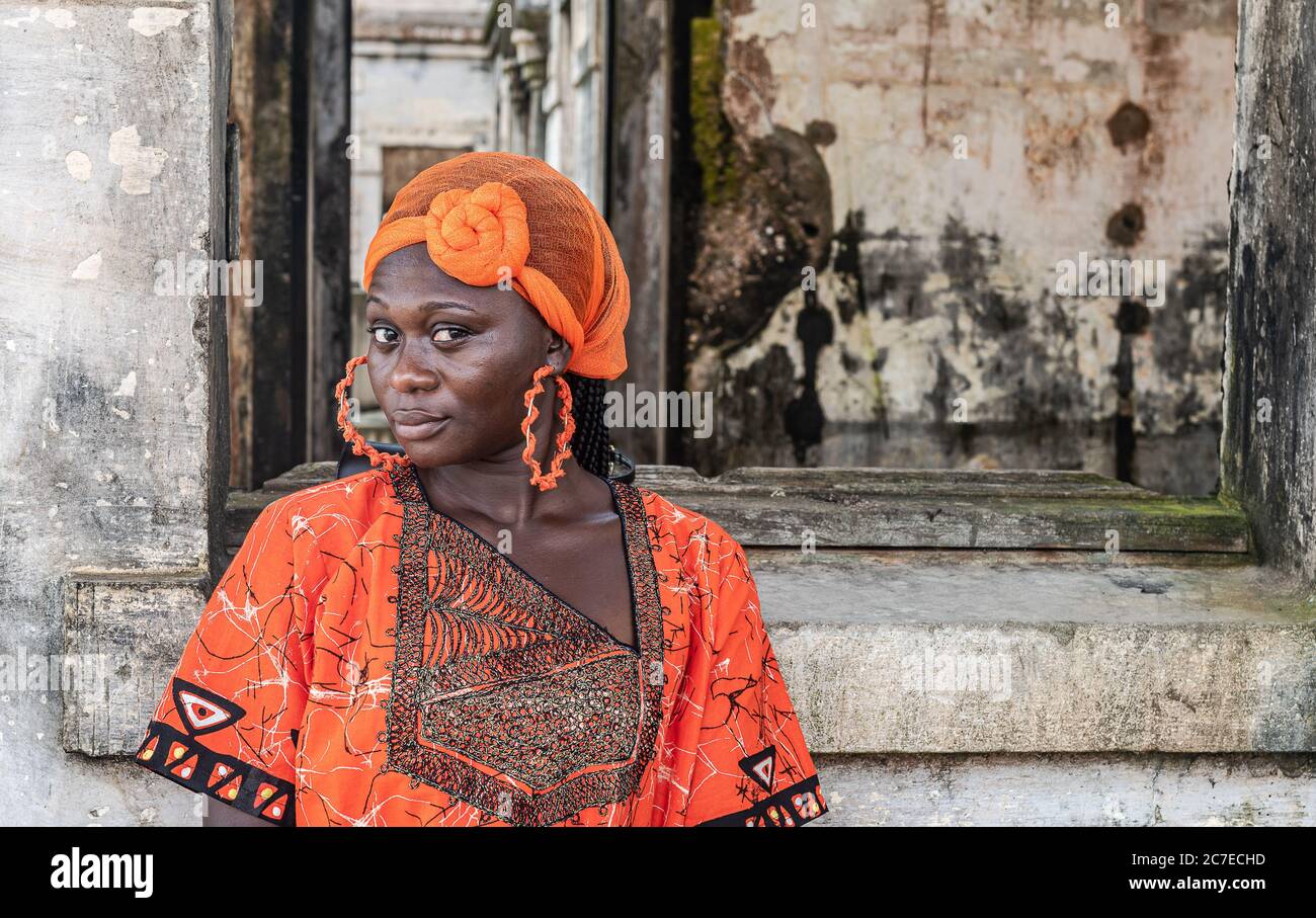 Traditional clothing ghana hi-res stock photography and images - Alamy