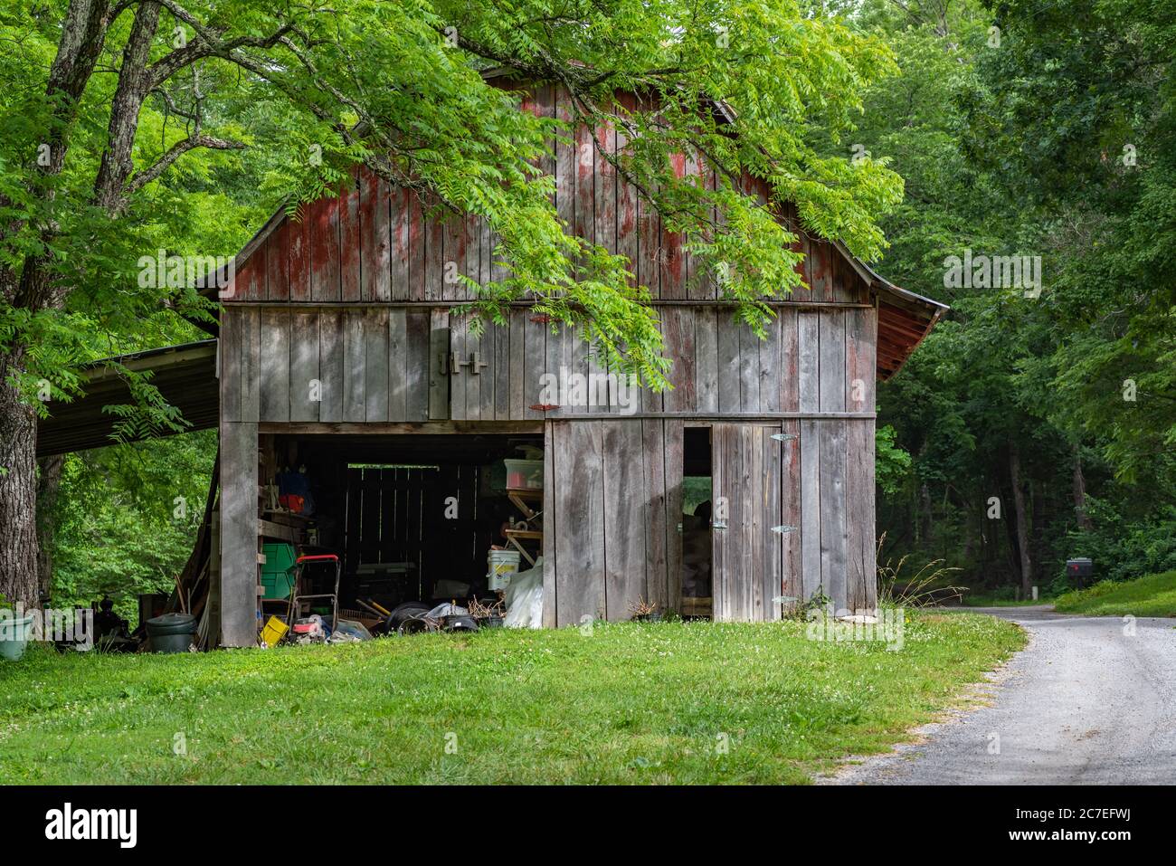 Rustic wooden barn in Tennessee Stock Photo - Alamy