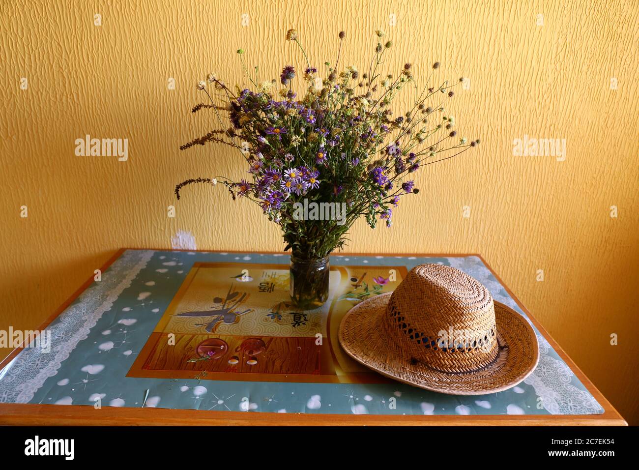 Rustic bouquet of wild flowers Stock Photo - Alamy